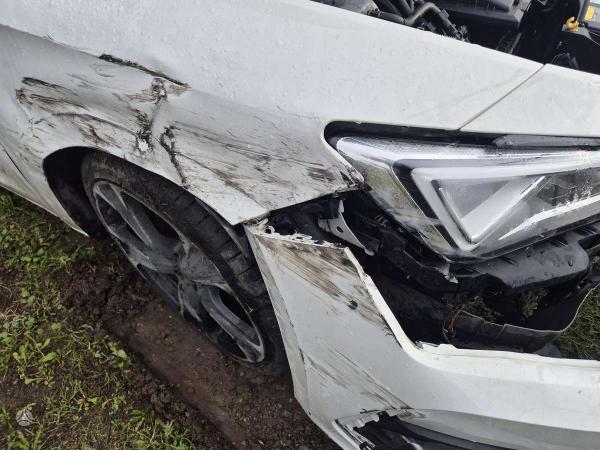 Белый Cupra Leon 2021 в Расейняй, объемом двигателя 1.40 л и пробегом 49 тыс. км за 6600 €, фото 3 на AUTOMOTO.COM.LV