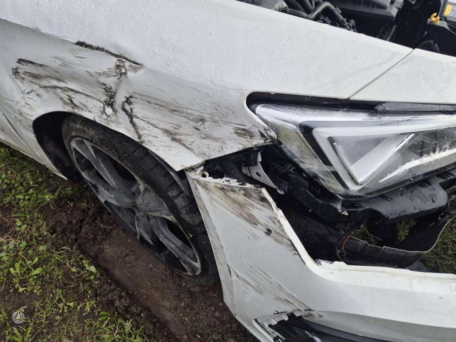 White Cupra Leon 2021 in Raseiniai, with an engine capacity of 1.40 L and mileage of 49 thousand km for 6600 €, photo 3 on AUTOMOTO.COM.LV