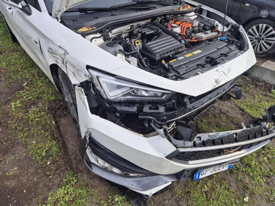 White Cupra Leon 2021 in Raseiniai, with an engine capacity of 1.40 L and mileage of 49 thousand km for 6600 €, photo 6 on AUTOMOTO.COM.LV