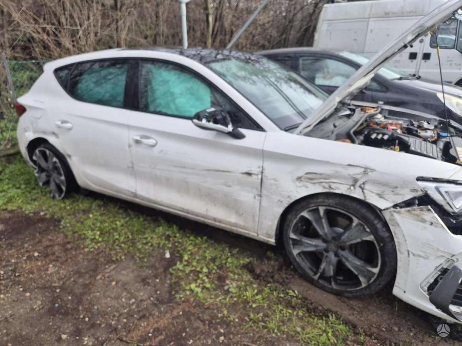 White Cupra Leon 2021 in Raseiniai, with an engine capacity of 1.40 L and mileage of 49 thousand km for 6600 €, photo 8 on AUTOMOTO.COM.LV