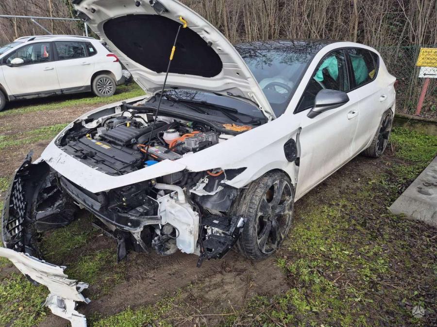 White Cupra Leon 2021 in Raseiniai, with an engine capacity of 1.40 L and mileage of 49 thousand km for 6600 €, photo 14 on AUTOMOTO.COM.LV