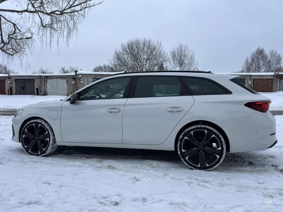 White Cupra Leon 2021 in Utena, with an engine capacity of 0.00 L and mileage of 185 thousand km for 15500 €, photo 4 on AUTOMOTO.COM.LV