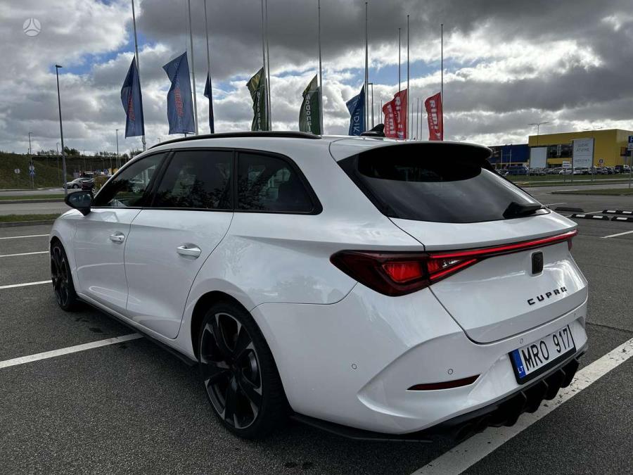 White Cupra Leon 2021 in Vilnius, with an engine capacity of 1.98 L and mileage of 122 thousand km for 25500 €, photo 4 on AUTOMOTO.COM.LV