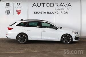 White Cupra Leon 2023 in Riga, with an engine capacity of 1.50 L and mileage of 39 thousand km for 22490 €, photo 6 on AUTOMOTO.COM.LV