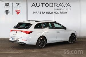 White Cupra Leon 2023 in Riga, with an engine capacity of 1.50 L and mileage of 39 thousand km for 22490 €, photo 7 on AUTOMOTO.COM.LV