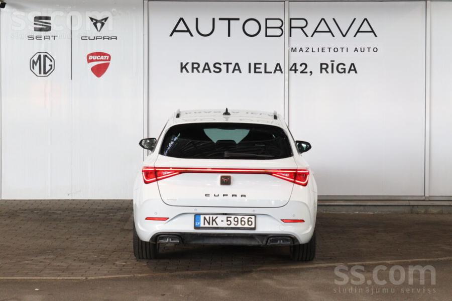 White Cupra Leon 2023 in Riga, with an engine capacity of 1.50 L and mileage of 39 thousand km for 22490 €, photo 8 on AUTOMOTO.COM.LV