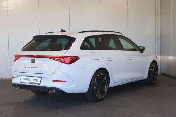 White Cupra Leon 2024 in Kaunas, with an engine capacity of 1.50 L and mileage of 24 thousand km for 25875 €, photo 4 on AUTOMOTO.COM.LV