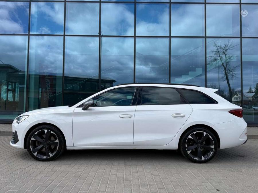 White Cupra Leon 2024 in Utena, with an engine capacity of 1.97 L and mileage of 61 thousand km for 18600 €, photo 4 on AUTOMOTO.COM.LV