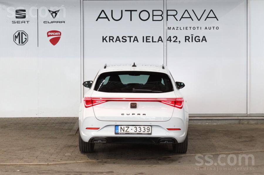 White Cupra Leon 2024 in Riga, with an engine capacity of 1.50 L and mileage of 50 thousand km for 23990 €, photo 8 on AUTOMOTO.COM.LV
