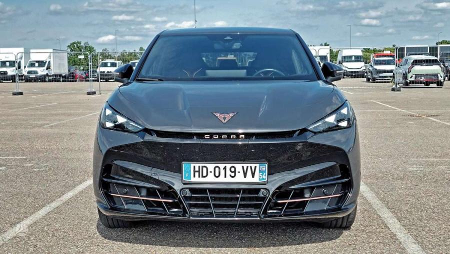 Pelēks Cupra Tavascan 2025 Viļņa, ar dzinēja tilpumu 0.00 L un nobraukumu 8 tūkst. km par 40700 €, foto 4 vietnē AUTOMOTO.COM.LV