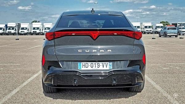 Pelēks Cupra Tavascan 2025 Viļņa, ar dzinēja tilpumu 0.00 L un nobraukumu 8 tūkst. km par 40700 €, foto 9 vietnē AUTOMOTO.COM.LV