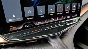 Pelēks Cupra Tavascan 2025 Viļņa, ar dzinēja tilpumu 0.00 L un nobraukumu 8 tūkst. km par 40700 €, foto 33 vietnē AUTOMOTO.COM.LV