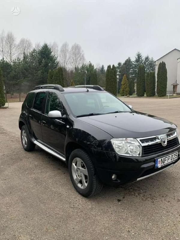Black Dacia Duster 2010 in Alytus, with an engine capacity of 1.60 L and mileage of 158 thousand km for 4900 €, photo 2 on AUTOMOTO.COM.LV