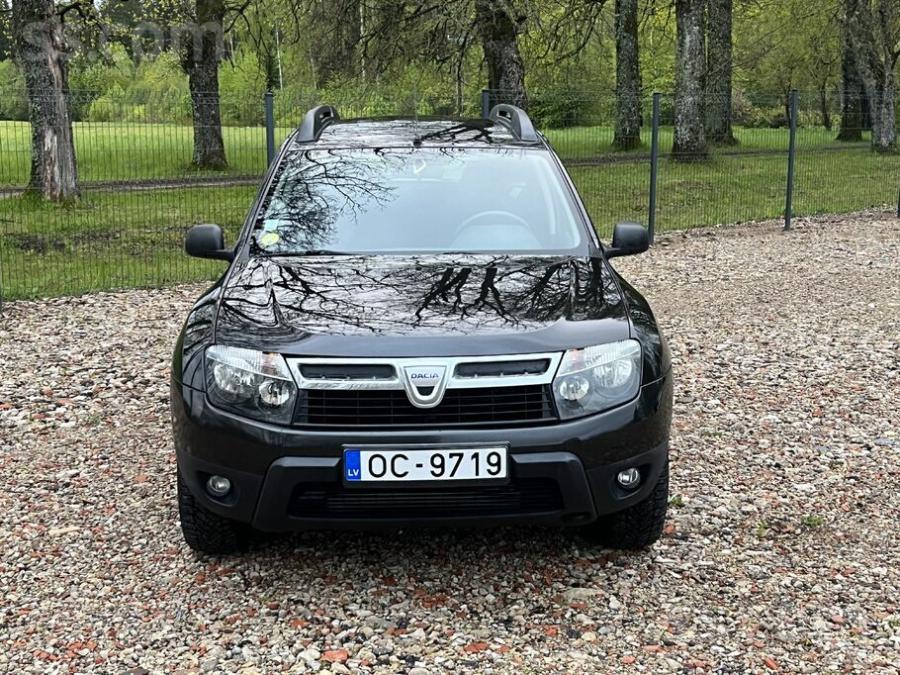 Black Dacia Duster 2011 in Cesis, with an engine capacity of 1.50 L and mileage of 0 thousand km for 6950 €, photo 3 on AUTOMOTO.COM.LV