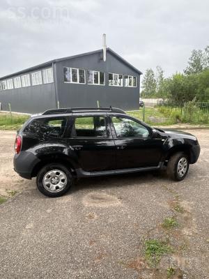 Black Dacia Duster 2011 in Daugavpils, with an engine capacity of 1.50 L and mileage of 212 thousand km for 3850 €, photo 4 on AUTOMOTO.COM.LV