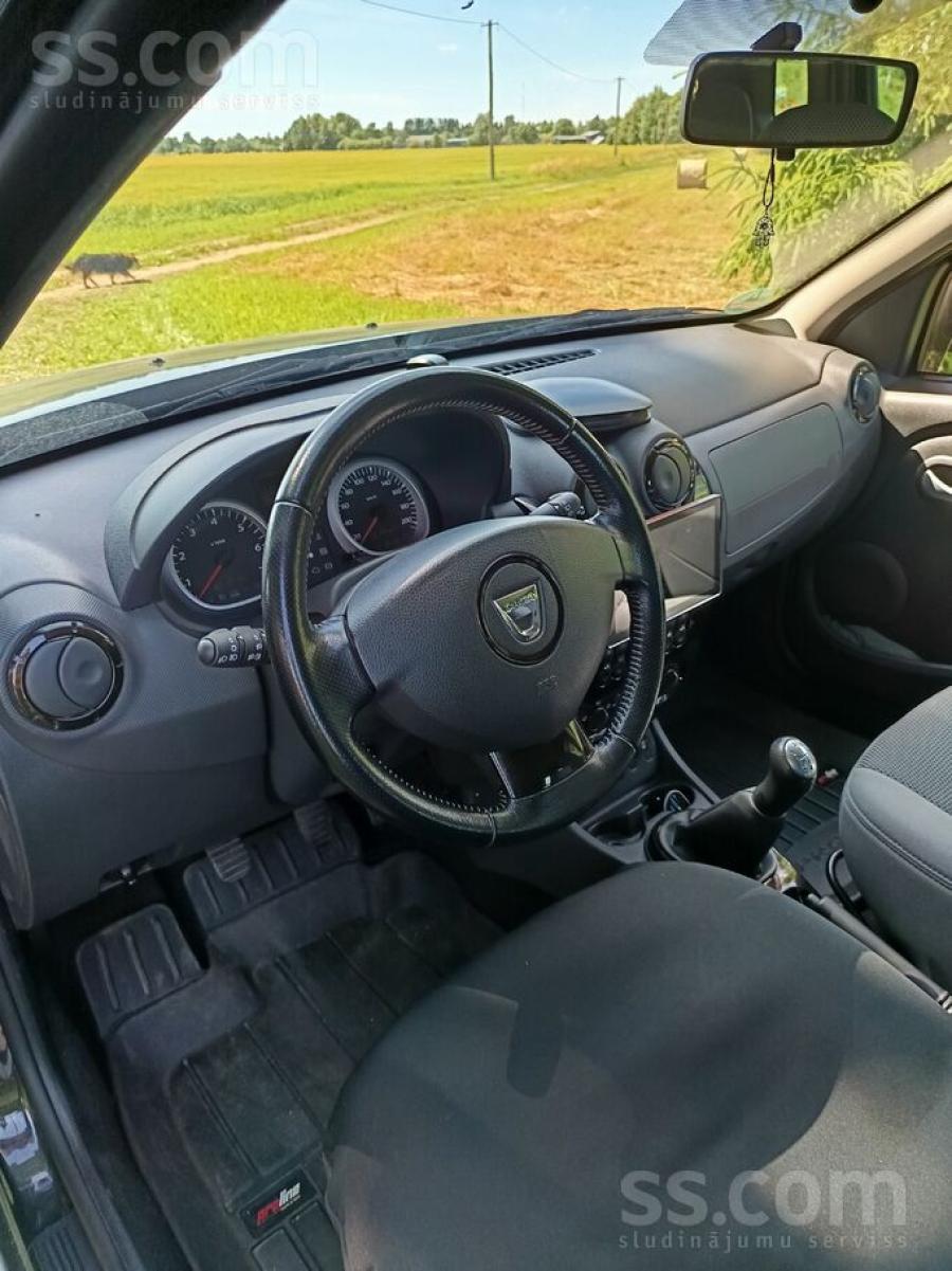 Black Dacia Duster 2011 in Ventspils, with an engine capacity of 1.60 L and mileage of 169 thousand km for 7700 €, photo 3 on AUTOMOTO.COM.LV
