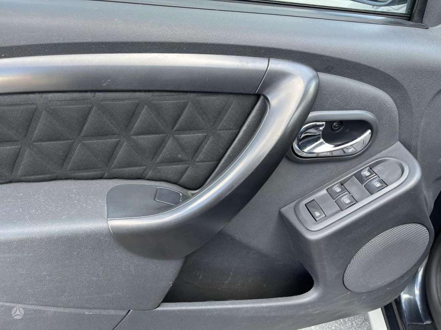Black Dacia Duster 2014 in Taurage, with an engine capacity of 1.20 L and mileage of 133 thousand km for 4700 €, photo 11 on AUTOMOTO.COM.LV