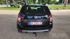 Black Dacia Duster 2015 in Ogre, with an engine capacity of 1.20 L and mileage of 182 thousand km for 5950 €, photo 14 on AUTOMOTO.COM.LV