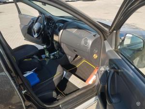 Черный Дачия Duster 2015 в Таураге, объемом двигателя 1.20 л и пробегом 150 тыс. км за 4500 €, фото 8 на AUTOMOTO.COM.LV