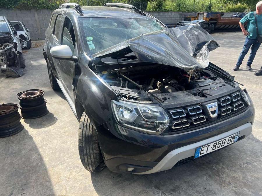 Black Dacia Duster 2017 in Taurage, with an engine capacity of 0.00 L and mileage of 140 thousand km for 3800 €, photo 1 on AUTOMOTO.COM.LV
