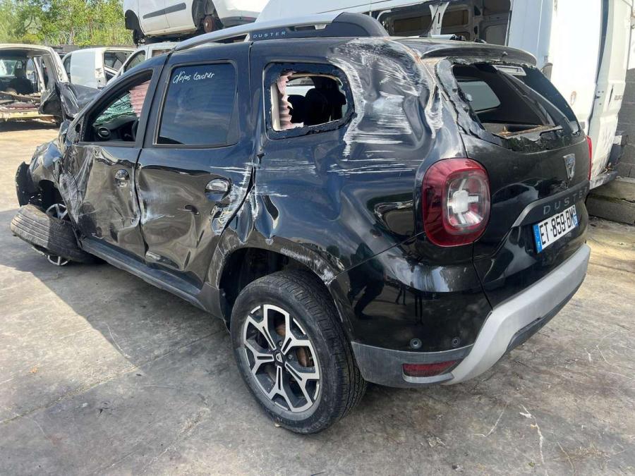Black Dacia Duster 2017 in Taurage, with an engine capacity of 0.00 L and mileage of 140 thousand km for 3800 €, photo 5 on AUTOMOTO.COM.LV