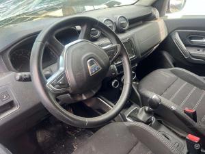 Black Dacia Duster 2017 in Taurage, with an engine capacity of 0.00 L and mileage of 140 thousand km for 3800 €, photo 6 on AUTOMOTO.COM.LV