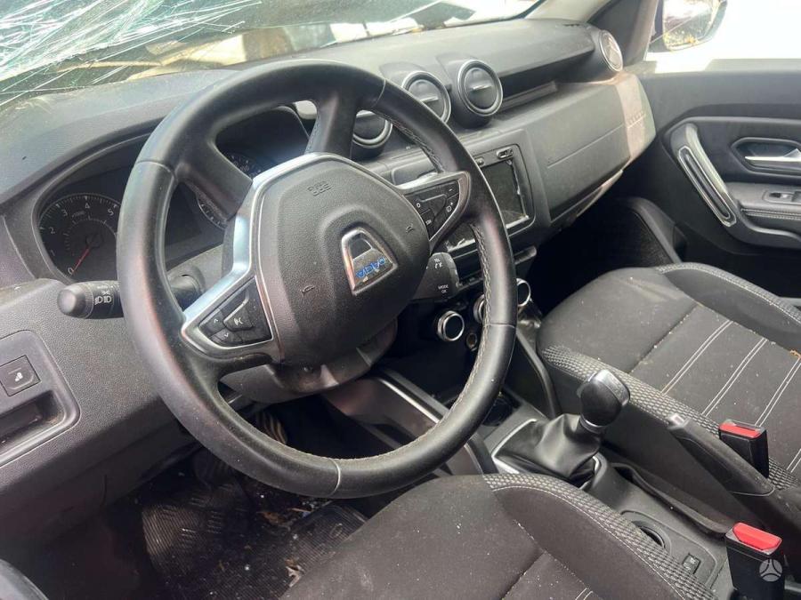 Black Dacia Duster 2017 in Taurage, with an engine capacity of 0.00 L and mileage of 140 thousand km for 3800 €, photo 6 on AUTOMOTO.COM.LV