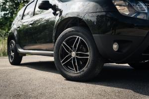Black Dacia Duster 2017 in Vilnius, with an engine capacity of 1.50 L and mileage of 227 thousand km for 8500 €, photo 3 on AUTOMOTO.COM.LV