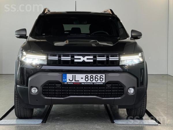 Black Dacia Duster 2025 in Riga, with an engine capacity of 1.20 L and mileage of 3 thousand km for 25990 €, photo 1 on AUTOMOTO.COM.LV
