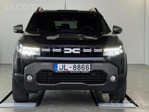 Black Dacia Duster 2025 in Riga, with an engine capacity of 1.20 L and mileage of 3 thousand km for 25990 €, photo  on AUTOMOTO.COM.LV
