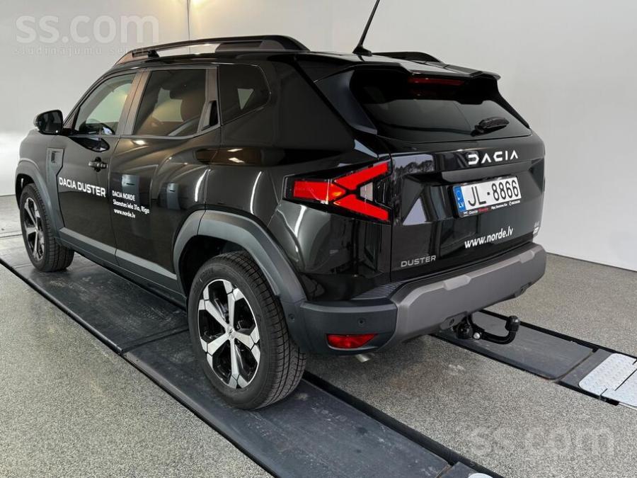 Black Dacia Duster 2025 in Riga, with an engine capacity of 1.20 L and mileage of 3 thousand km for 25990 €, photo 3 on AUTOMOTO.COM.LV