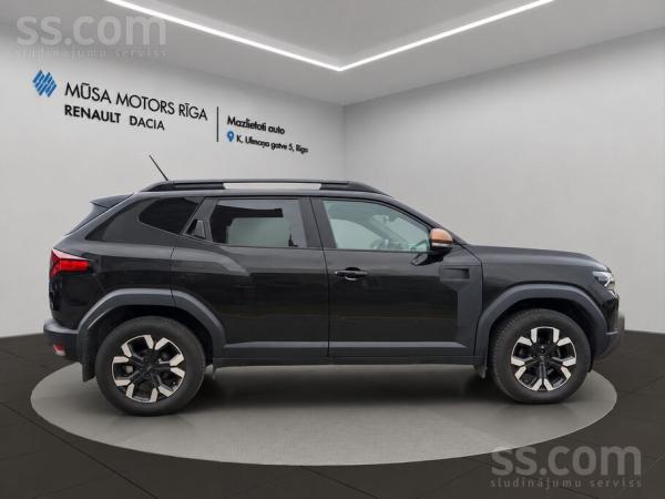 Black Dacia Duster 2025 in Riga, with an engine capacity of 1.20 L and mileage of 34 thousand km for 19595 €, photo 8 on AUTOMOTO.COM.LV