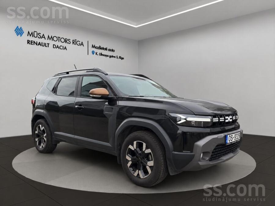 Black Dacia Duster 2025 in Riga, with an engine capacity of 1.20 L and mileage of 34 thousand km for 19595 €, photo 1 on AUTOMOTO.COM.LV