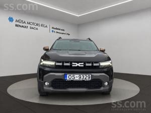 Black Dacia Duster 2025 in Riga, with an engine capacity of 1.20 L and mileage of 34 thousand km for 19595 €, photo 3 on AUTOMOTO.COM.LV