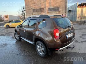 Brown Dacia Duster 2013 in Riga, with an engine capacity of 1.60 L and mileage of 180 thousand km for 5000 €, photo 4 on AUTOMOTO.COM.LV