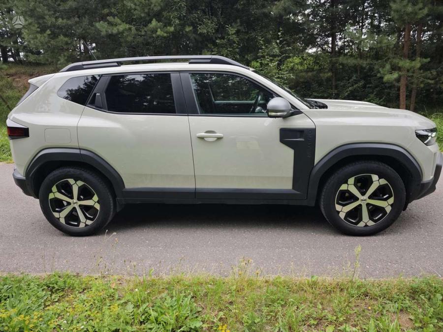 Brown Dacia Duster 2024 in Vilnius, with an engine capacity of 1.00 L and mileage of 29 thousand km for 19300 €, photo 4 on AUTOMOTO.COM.LV