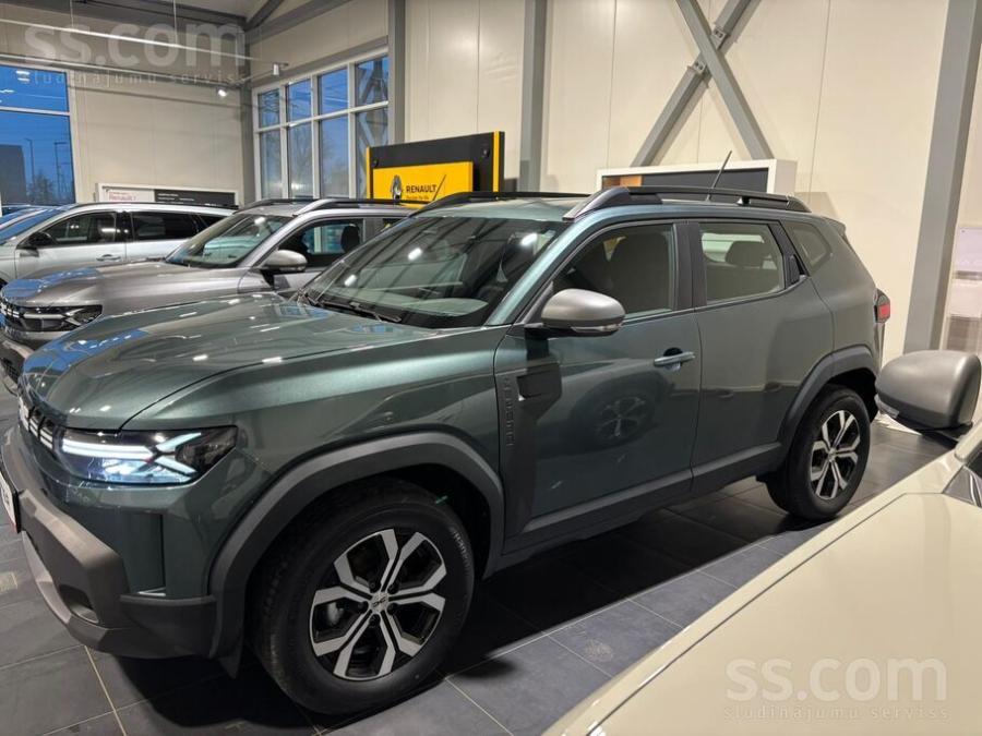 Green Dacia Duster 2025 in Liepaja, with an engine capacity of 1.00 L and mileage of 7 thousand km for 20840 €, photo 2 on AUTOMOTO.COM.LV