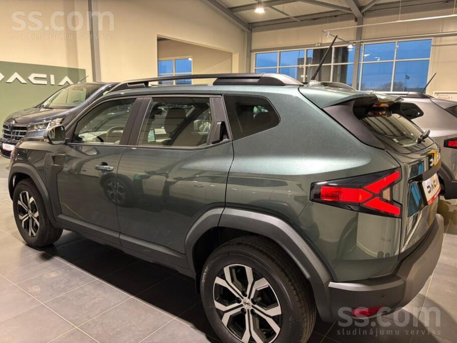Green Dacia Duster 2025 in Liepaja, with an engine capacity of 1.00 L and mileage of 7 thousand km for 20840 €, photo 3 on AUTOMOTO.COM.LV