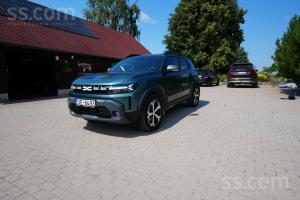 Green Dacia Duster 2025 in Dobele, with an engine capacity of 1.60 L and mileage of 5 thousand km for 19800 €, photo  on AUTOMOTO.COM.LV