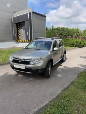 Pelēks Dacia Duster 2011 Alīta, ar dzinēja tilpumu 1.60 L un nobraukumu 197 tūkst. km par 5450 €, foto  vietnē AUTOMOTO.COM.LV