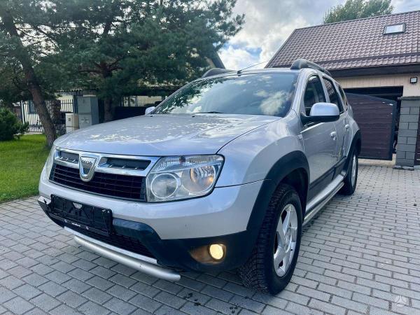 Dacia Duster 2012 in Siauliai on AUTOMOTO.COM.LV Grey Dacia Duster 2012 in Siauliai, with an engine capacity of 1.46 L and mileage of 208 thousand km for 4500 €, photo 1 on AUTOMOTO.COM.LV