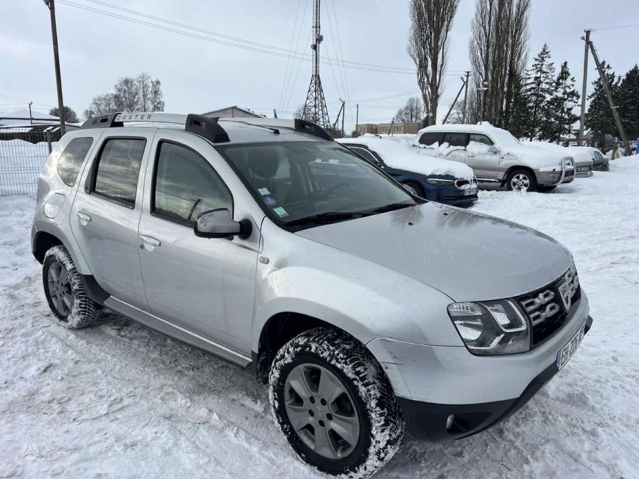 Grey Dacia Duster 2016 in Taurage, with an engine capacity of 1.20 L and mileage of 141 thousand km for 5200 €, photo 3 on AUTOMOTO.COM.LV