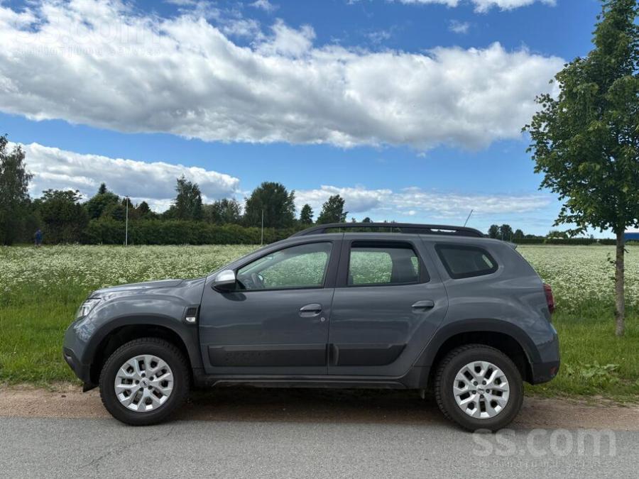 Grey Dacia Duster 2023 in Riga, with an engine capacity of 1.00 L and mileage of 16 thousand km for 15700 €, photo 4 on AUTOMOTO.COM.LV