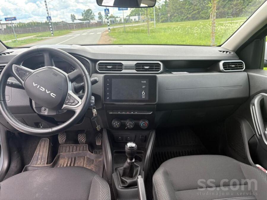 Grey Dacia Duster 2023 in Riga, with an engine capacity of 1.00 L and mileage of 16 thousand km for 15700 €, photo 5 on AUTOMOTO.COM.LV
