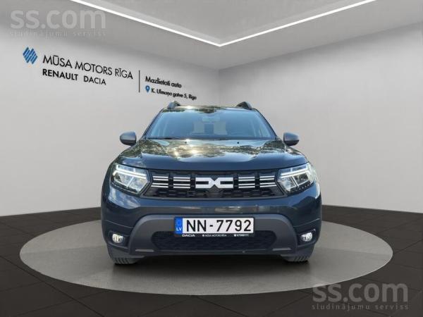 Pelēks Dacia Duster 2023 Rīga, ar dzinēja tilpumu 1.00 L un nobraukumu 15 tūkst. km par 15995 €, foto 3 vietnē AUTOMOTO.COM.LV