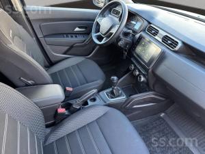 Pelēks Dacia Duster 2023 Rīga, ar dzinēja tilpumu 1.00 L un nobraukumu 15 tūkst. km par 15995 €, foto 12 vietnē AUTOMOTO.COM.LV