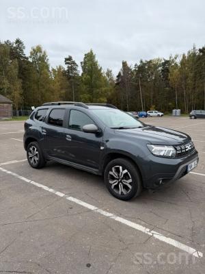 Grey Dacia Duster 2023 in Riga, with an engine capacity of 1.30 L and mileage of 97 thousand km for 14700 €, photo 4 on AUTOMOTO.COM.LV