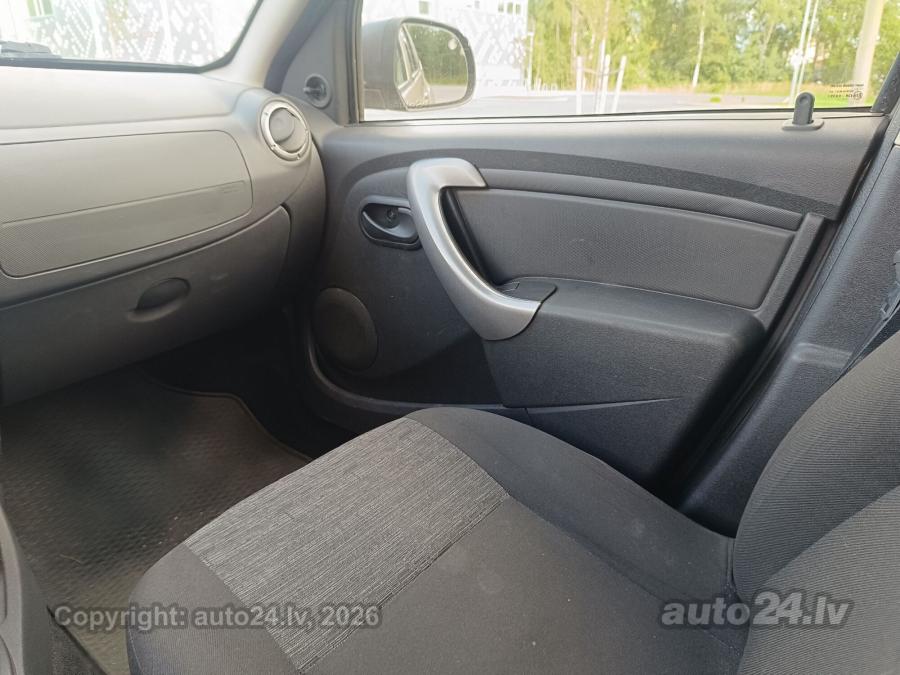 Pelēks Dacia Duster 2011 Pērnava, ar dzinēja tilpumu 1.60 L un nobraukumu 205 tūkst. km par 4200 €, foto 12 vietnē AUTOMOTO.COM.LV