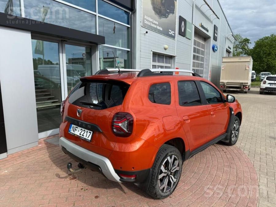 Orange Dacia Duster 2022 in Valmiera, with an engine capacity of 1.00 L and mileage of 82 thousand km for 14999 €, photo 4 on AUTOMOTO.COM.LV