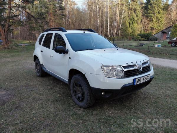 White Dacia Duster 2010 in Liepaja, with an engine capacity of 1.50 L and mileage of 305 thousand km for 3000 €, photo 2 on AUTOMOTO.COM.LV